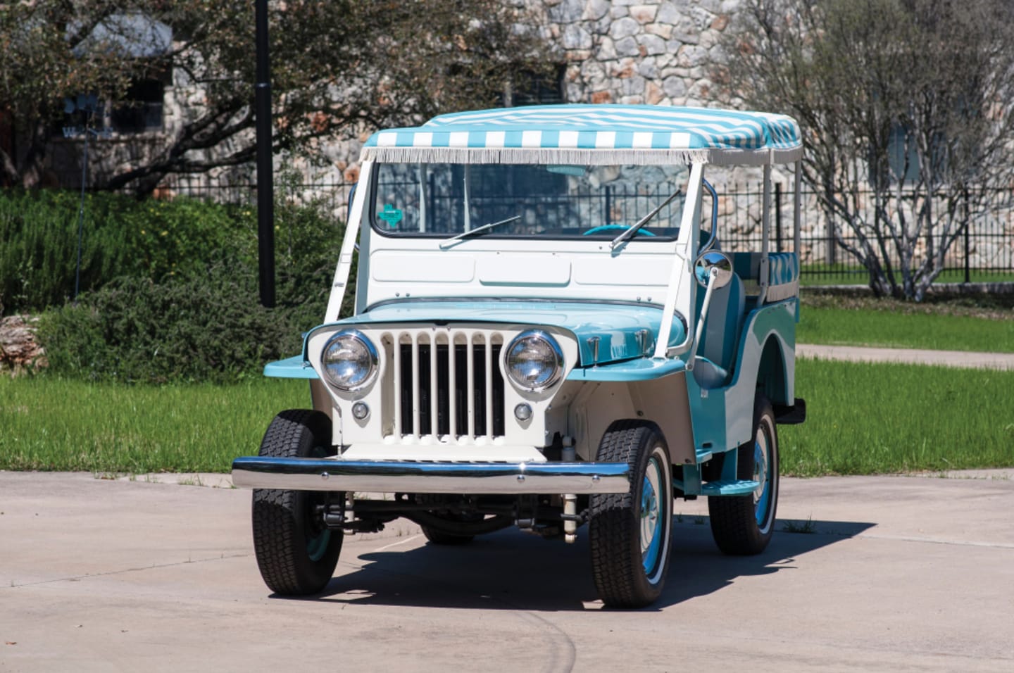 Article : Willys Jeep Gala Surrey (DJ-3A) : la voiture de plage d'Elvis