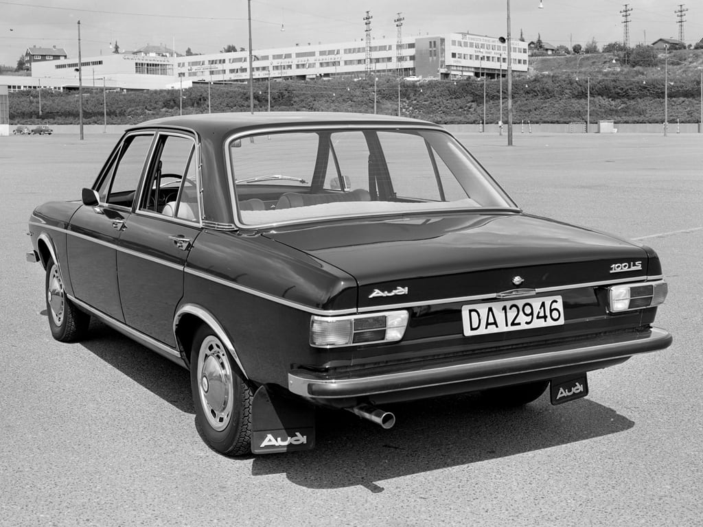 Audi 100 C1 : les anneaux montent en gamme