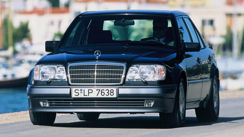 Mercedes-Benz 500 E : un volcan sous une robe de bure