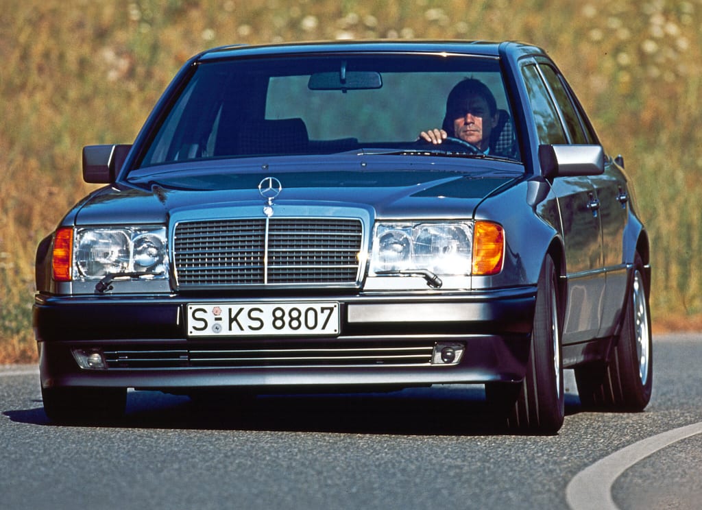 Mercedes-Benz 500 E : un volcan sous une robe de bure