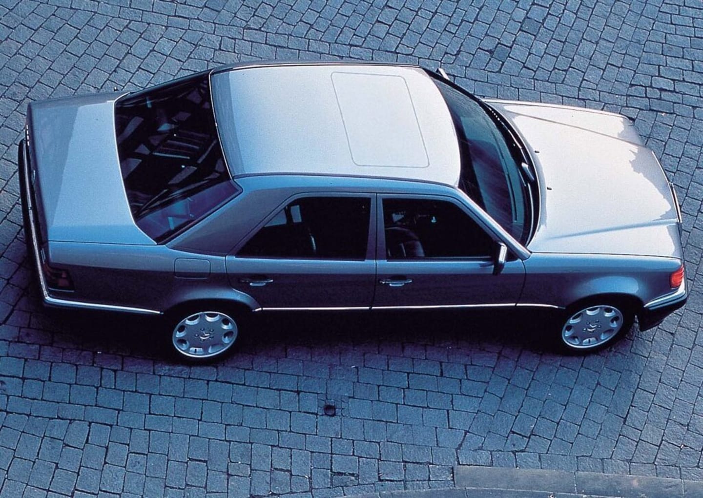Mercedes-Benz 500 E : un volcan sous une robe de bure